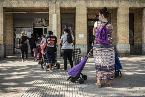La demanda de los bancos de alimentos se dispara un en España por la pandemia Sociedad