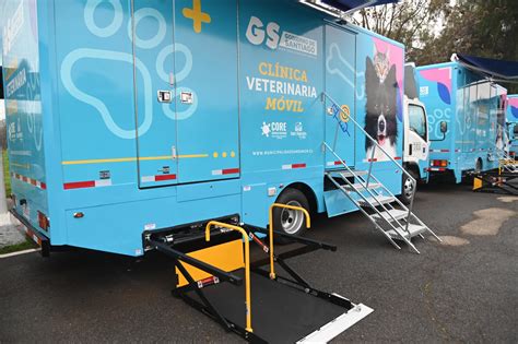 Gobierno de Santiago entrega clínicas veterinarias móviles para 17