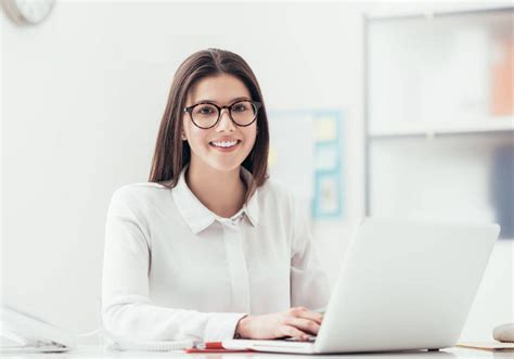 在办公室工作的女财务主管 包图企业站