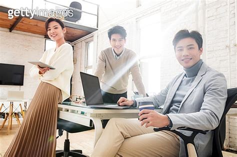 스타트업 소기업 라이프스타일 비즈니스 비즈니스미팅 미팅 회의실 사무실 업무현장 팀워크 노트북컴퓨터