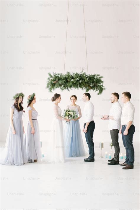 마이크 배경 결혼식 커플에 대한 의식 연설의 마스터 신랑 신부가 실내에서 결혼식에서 손을 잡고 있다 연설 마스터 공연 사진