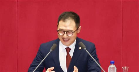 상반된 표정