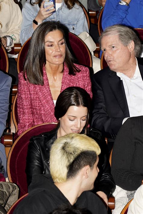 La Reina Letizia En Un Acto Con Zapatillas Deportivas Tras Romperse Un