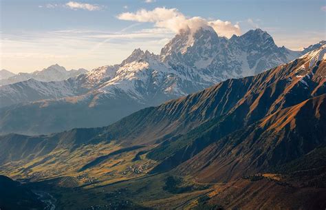საქართველოს მთები თეთრი თოვლით და მწვანე ბალახით