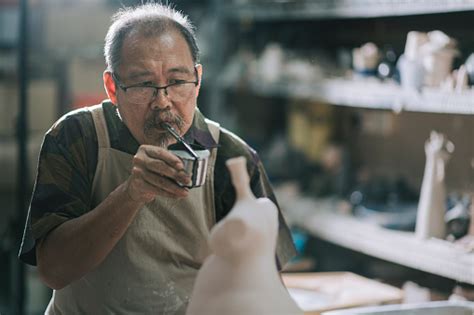 회전 하는 도자기 바퀴와 그의 스튜디오에서 작업 하는 아시아 중국 노인 클레이 아티스트 공예에 대한 스톡 사진 및 기타 이미지 공예 불기 60 64세 Istock
