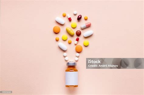 분홍색 배경에 고립 된 다양한 의료 용품 비행 풍선 기호 약국 개념 의학 개념 위 보기 경구 피임약에 대한 스톡 사진 및 기타