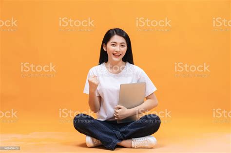 背景にノートパソコンを使うアジアの若い女の子 1人のストックフォトや画像を多数ご用意 1人 いっぱいになる インドネシア人