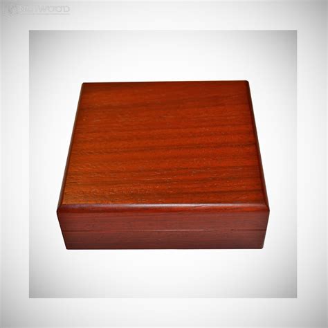 Коробка для монет и футляр для медалей от Nutwood.