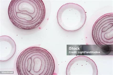 핑크 수채화도 말 흰색 표면에 매운 빨간 양파의 조각의 상단 보기 0명에 대한 스톡 사진 및 기타 이미지 0명 건강한 식생활 날것 Istock