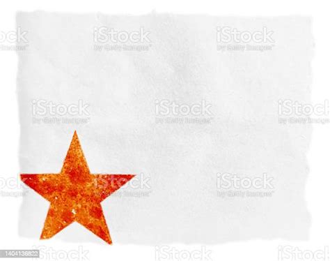 흰색 색상의 얼룩진 그런 지 오래된 종이 또는 판지 질감의 추상 벡터 배경의 모서리에있는 하나의 빨간색 별 모양 기호 또는 기호가 고르지 않거나 거칠게 찢어진 가장자리가