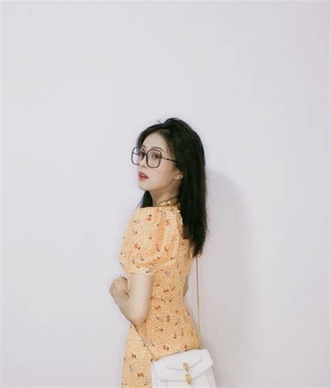 白鹿私服照，优雅泡泡袖搭配清新碎花长裙，清新优雅