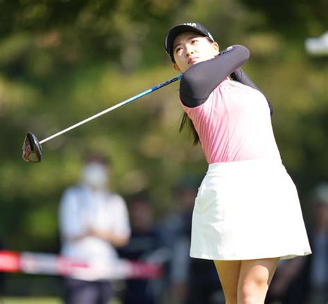 笑顔を見せる永井花奈 川崎春花ティーショット前のリラックス姿／女子ゴルフ第1日写真特集 ゴルフライブ速報 日刊スポーツ