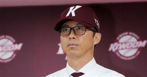 포토 히어로즈 유니폼 입은 손혁 감독