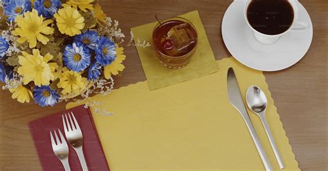 커피 한 잔과 식기류가 있는 장소 설정 사진 Unsplash의 꽃 이미지