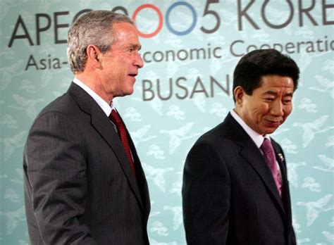 노무현사료관 Apec 참석차 벡스코에 도착한 조지 부시 미국 대통령과 악수하는 노무현 대통령
