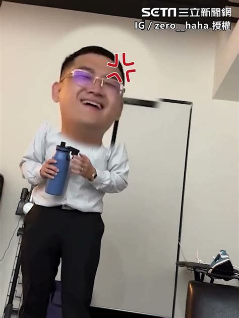 妻為整尪躲桌底埋伏！他唱歌唱一半被嚇狂飆髒話 超真實反應全被拍｜三立新聞網 Youtube