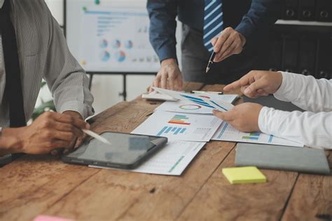 회의실 사무실 팀워크 배경 차트 및 그래프 배너 이중 노출 성공적인 팀워크 비즈니스 계획 개념에서 함께 일하는 비즈니스 인력 팀 3 명에 대한 스톡 사진 및 기타 이미지