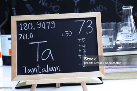 칠판에 탄탈륨과 기호 구조식 화학 물질 0명에 대한 스톡 사진 및 기타 이미지 0명 검사 보기 검은색 Istock