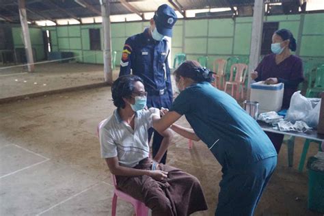 ငါန်းဇွန်မြို့နယ်တွင် အသက် ၁၈ နှစ်ပြည့်ပြီးသူများအား ကိုဗစ် ၁၉ ရောဂါကာကွယ်ဆေးထိုးနှံပေး