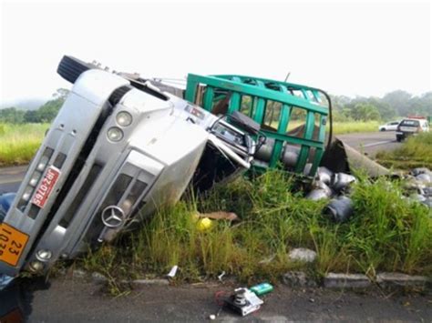G1 Caminhão Tomba E Botijões De Gás Ficam Espalhados Em Pista Na