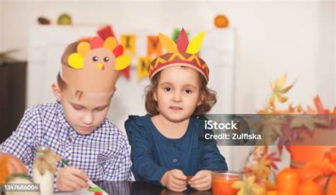 종이 칠면조와 아메리카 원주민 모자를 쓰고 있는 소녀와 소년은 감사합니다 추수 감사절을 축하합니다 Diy 공예 예술 프로젝트 2명에 대한 스톡 사진 및 기타 이미지 Istock