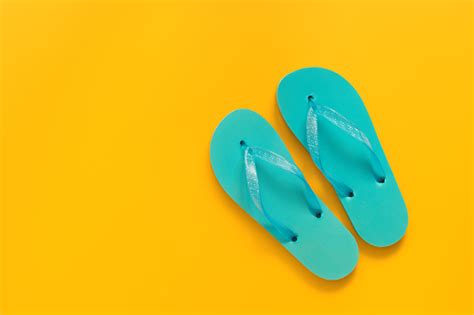 노란색 배경에 밝은 청록색 파란색 플립 플롭 여름 비치 슈즈 상단보기 평평한 평신도 복사 공간 컷아웃에 대한 스톡 사진 및 기타