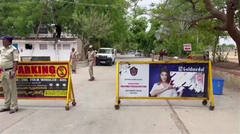 జేసీ నివాసంలో వృద్ధుల దయనీయ స్థితి భోజనం పెట్టేవారు లేక అల్లాడుతున్న