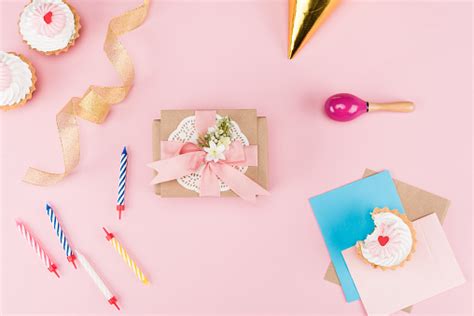 핑크 생일 파티 컨셉에 맛있는 컵 케이크 다채로운 촛불과 장식 봉투의 최고 보기 개체 그룹에 대한 스톡 사진 및 기타 이미지 개체 그룹 구도 귀여운 Istock