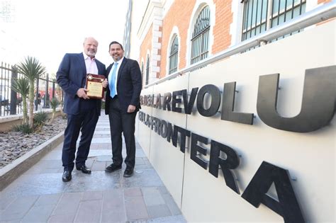 Cruz Pérez Cuéllar entrega las llaves de Ciudad Juárez al exalcalde de