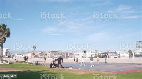 활동적인 젊은이들이 해변에서 농구를 하고 바구니 볼 게임 플레이어를 위한 코트 미션 해변 캘리포니아에 대한 스톡 사진 및 기타