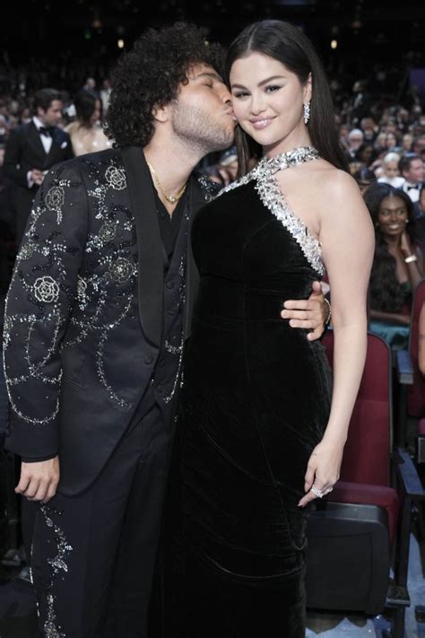 Apakah Cincin Pertunangan Selena Gomez Mengirim Pesan? | Verdauen