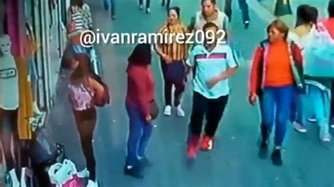 Video Así distraen a jovencita para robarle en calles de la CDMX