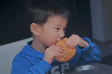 黄磊儿子正脸首曝光！孙莉晒儿女日常秀幸福，不生儿子誓不罢休孩子视频弟弟