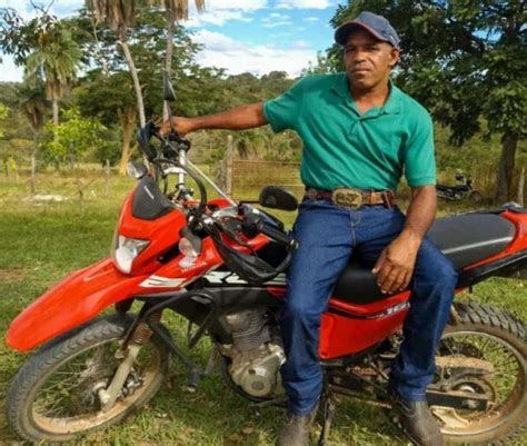Motociclista morre após bater na traseira de caminhão parado no