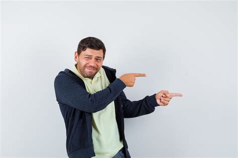 캐주얼 옷을 입고 잘 생긴 남자 무료 사진