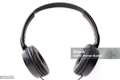 흰색 배경의 검은색 헤드폰 시끄러운 음악을 들을 수 있는 프레임 림이 있는 왼쪽 및 오른쪽 헤드폰 개념에 대한 스톡 사진 및 기타 이미지 Istock