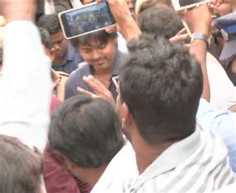 திடீரென தடுக்கி விழுந்த தளபதி விஜய் தாங்கிப்பிடித்த நிர்வாகிகள்