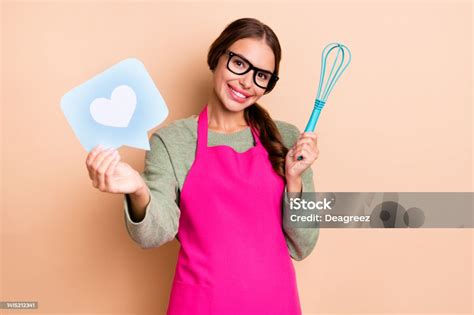 예쁜 긍정적 인 숙녀의 사진 핑크 앞치마 안경 요리 요리사 녹화 블로그 고립 된 베이지 색 배경 25 29세에 대한 스톡 사진