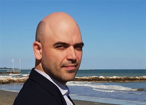 Chi è Roberto Saviano Curiosità Sullo Scrittore Donne Magazine