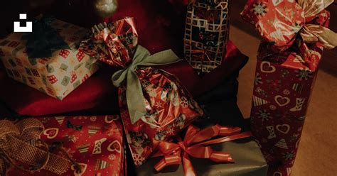 나란히 앉아 있는 포장된 선물 더미 사진 Unsplash의 무료 크리스마스 트리 이미지