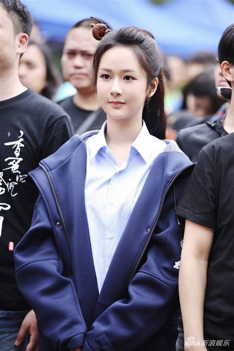 杨紫邓伦走红毯总觉得邓伦看杨紫的眼神 随意云