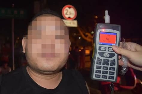 柳州一醉酒男子深夜大闹事故现场 结局令人舒适
