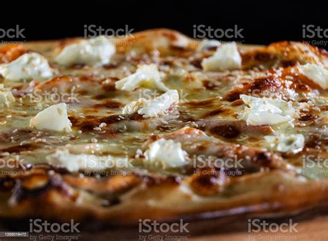 검은 배경에 고립 된 치즈와 이탈리아 뜨거운 피자를 닫습니다 검정색 배경에 대한 스톡 사진 및 기타 이미지 검정색 배경 미식가 베이컨 Istock
