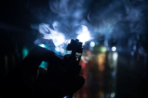 Konsep Vape Ledakan Vape Rokok Elektronik Awan Asap Dan Botol Cairan