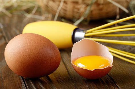 원시 유기농 갈색 닭고기 깨진 계란 노 른 자 고리 버들 세공 바구니와 부엌 나무 테이블에 거품 0명에 대한 스톡 사진 및 기타 이미지 Istock