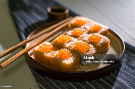 サーモンとキャビアの寿司ロールフィラデルフィア カラー画像のストックフォトや画像を多数ご用意 カラー画像 キャビア サーモン