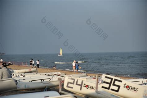 大海海滩边的划艇图片 包图网企业站