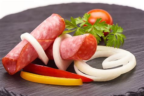 맛 있는 전채는 얇게 슬라이스 훈제 매운 살라미 소시지 Whith Colorfull Vegetabless 흰색 배경에 고립 된