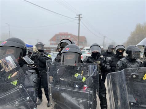 Polícia Vyzýva Slovákov Zajtra Si Neberte Na Protesty Zbrane • Plénum
