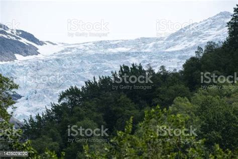 노르웨이의 멋진 풍경 베스틀랜드 Briksdalbre의 Briksdalsbreen 빙하의 아름다운 풍경 올데바트넷 호수 산 바위